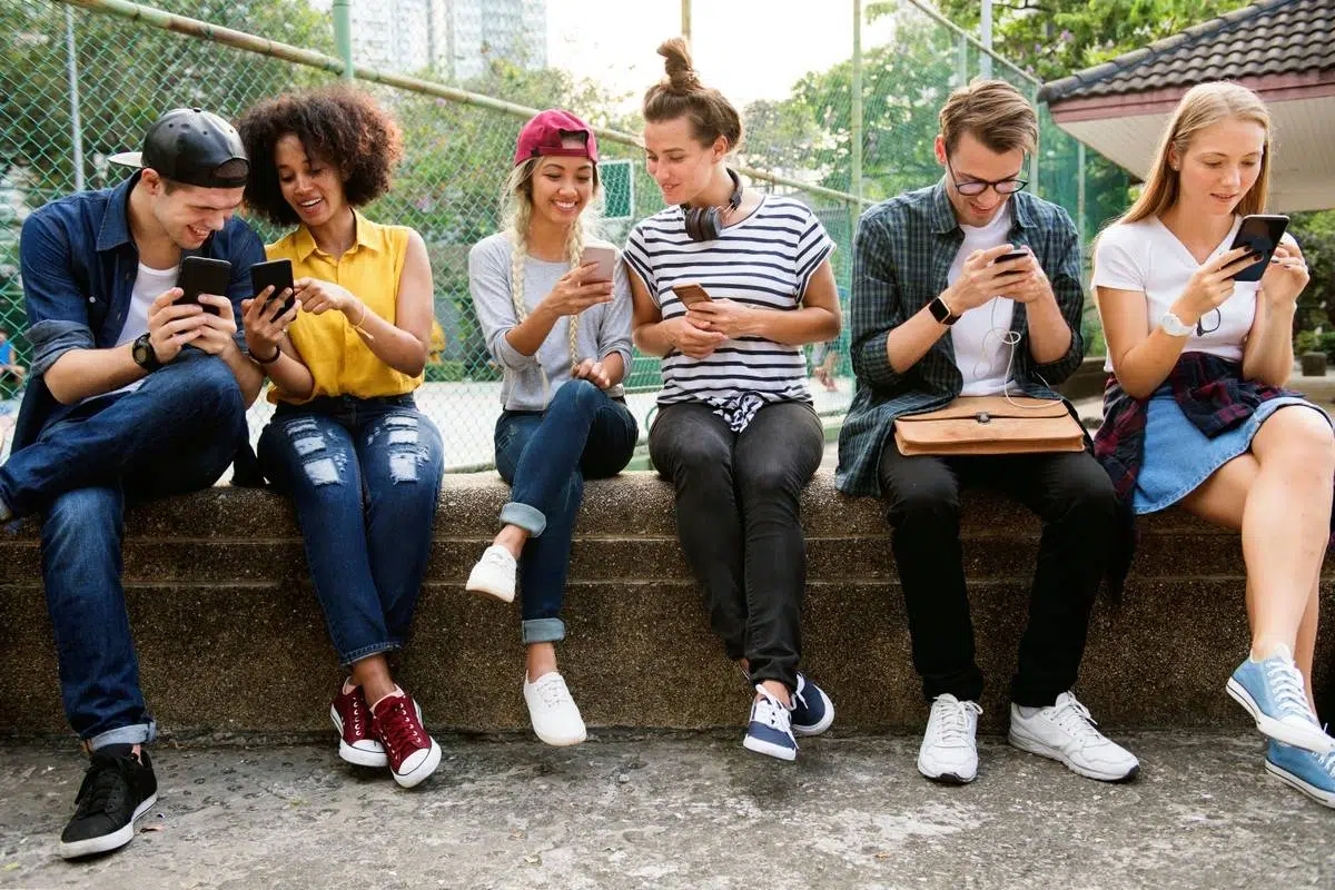 Heb ik een telefoonverslaving? Zo kan je afkicken van je smartphone